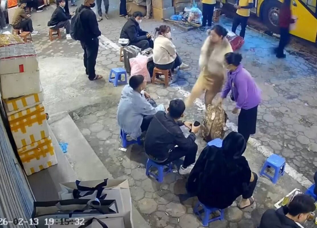 Cú đá đi vào lòng đất của Thủy Bún Food - GameN